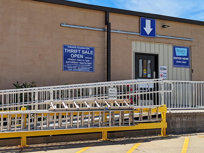 Follow the blue arrow to thrifting paradise! Kiwanis' entrance may be humble, but the deals inside are magnificent.
