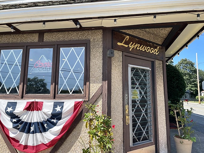 Those diamond-paned windows have witnessed countless pizza miracles that would make any food lover swoon.