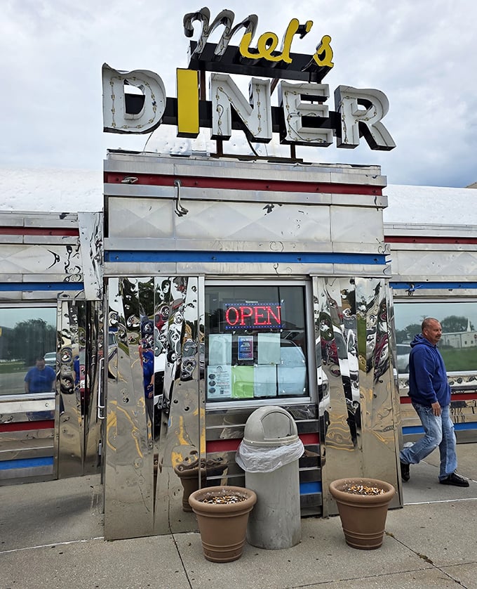 This classic diner silhouette says "come hungry, leave happy" without speaking a single word.