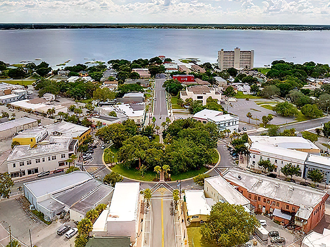 The "City on the Circle" offers small-town charm and big-time savings. Sebring's community spaces welcome retirees without breaking the bank.