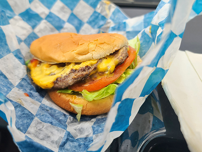 The cheeseburger at El's doesn't need fancy toppings or artisanal buns to impress. It's the kind of honest-to-goodness burger that reminds you why classics became classics.
