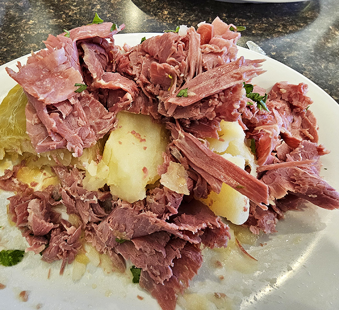 Corned beef and potatoes living their best life together. Not a first date—more like an old marriage where they still finish each other's sentences.
