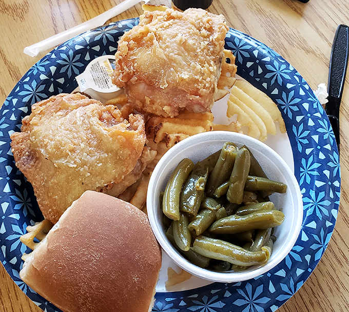 Fried chicken that demands a moment of silence before eating, paired with green beans that clearly weren't rushed. Patience pays delicious dividends.