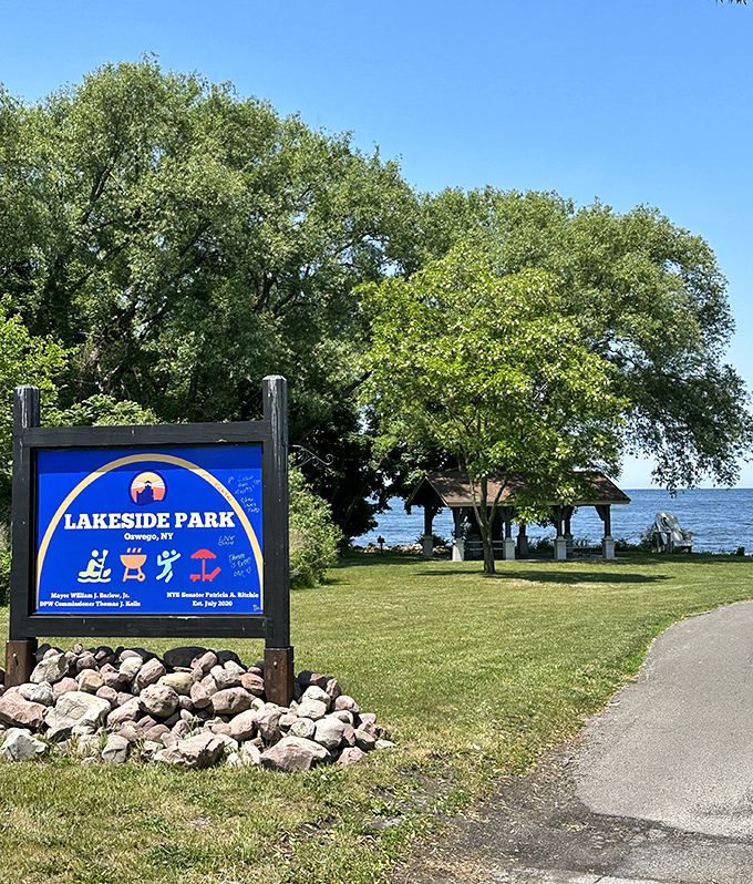 Lakeside Park offers the perfect front-row seat to Lake Ontario's daily performance&mdash;complete with comfortable seating and no admission fee.