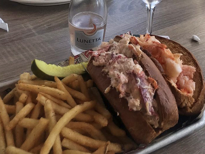 The lobster roll arrives like a celebrity&mdash;dressed simply but elegantly, letting its natural star quality shine through.