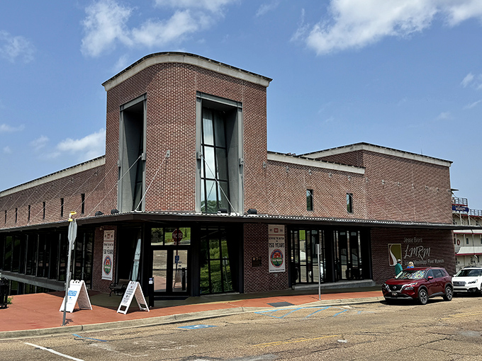 Where the mighty Mississippi gets its own museum, complete with aquatic residents who never complain about the rent.
