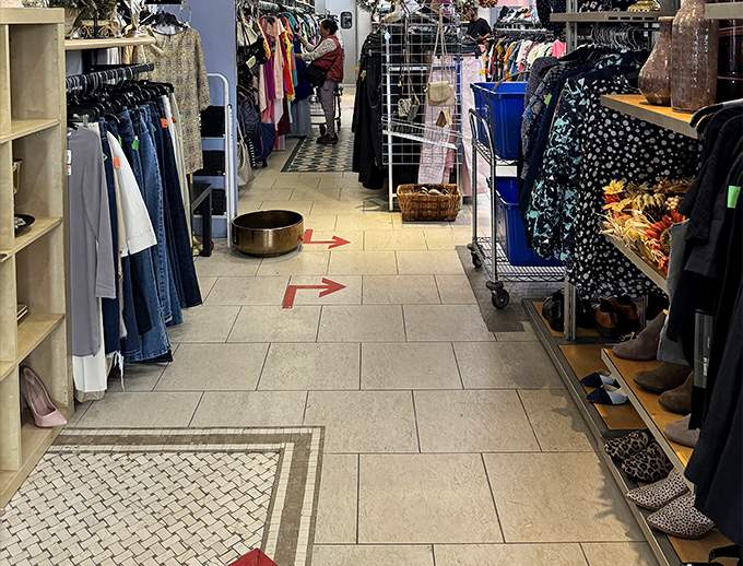 Follow the red arrows to fashion nirvana&mdash;they're like yellow brick roads for the bargain-savvy Dorothys among us.