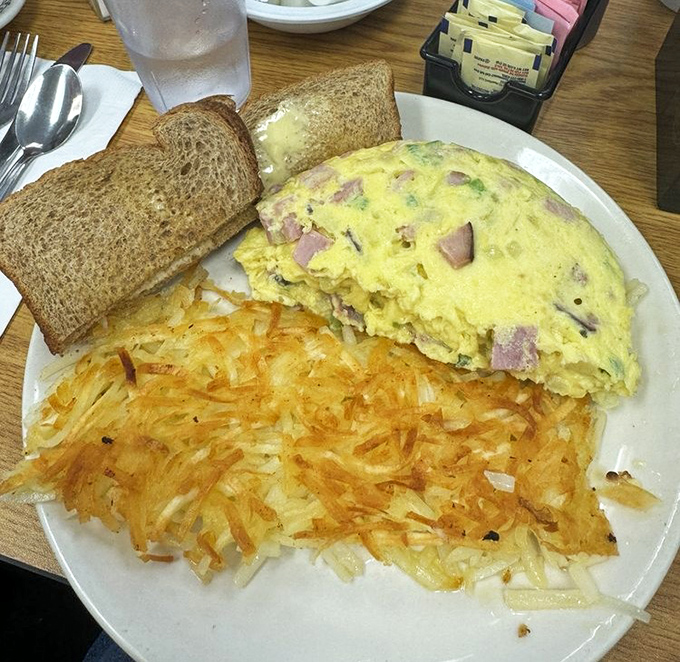 This Western omelet and hash browns combo is the breakfast equivalent of a warm hug. Fluffy eggs, savory ham, and crispy potatoes.