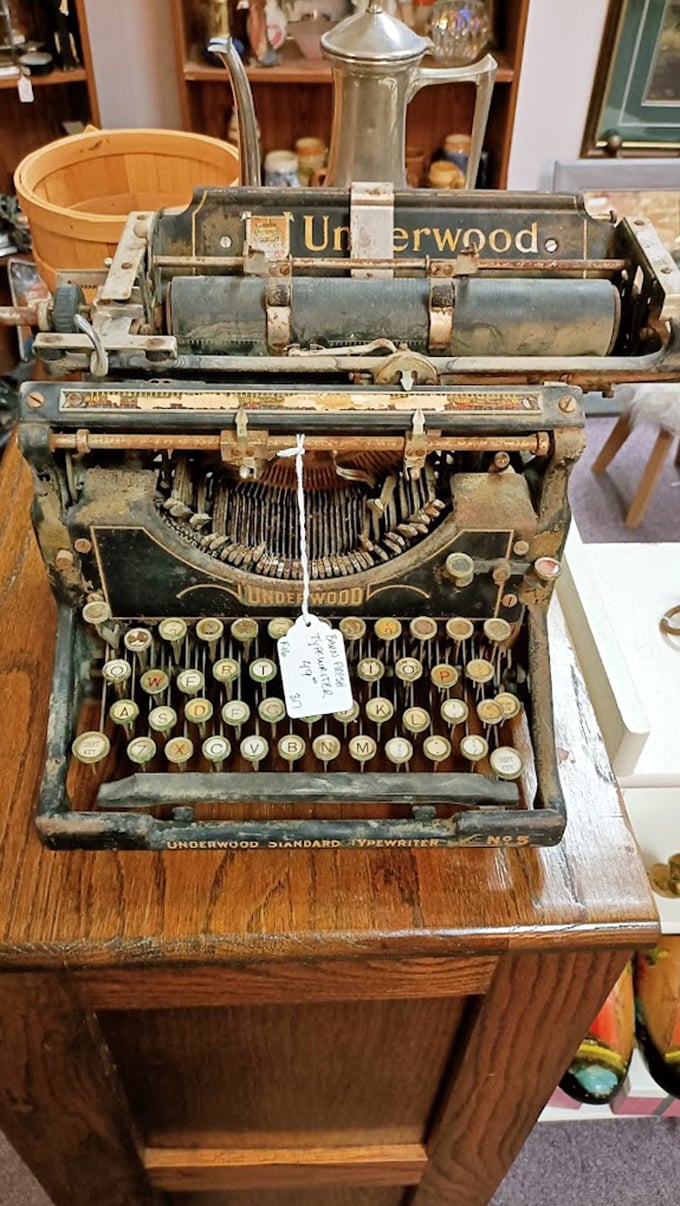 This Underwood typewriter has probably written love letters, resignation notices, and maybe even the Great American Novel. No delete button in sight.