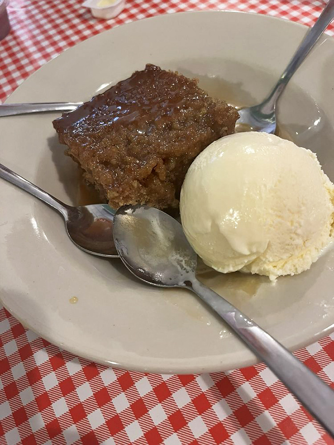 Oatmeal cake with ice cream: proof that dessert doesn't need a fancy pedigree to change your life, just honest ingredients and a little Southern magic.
