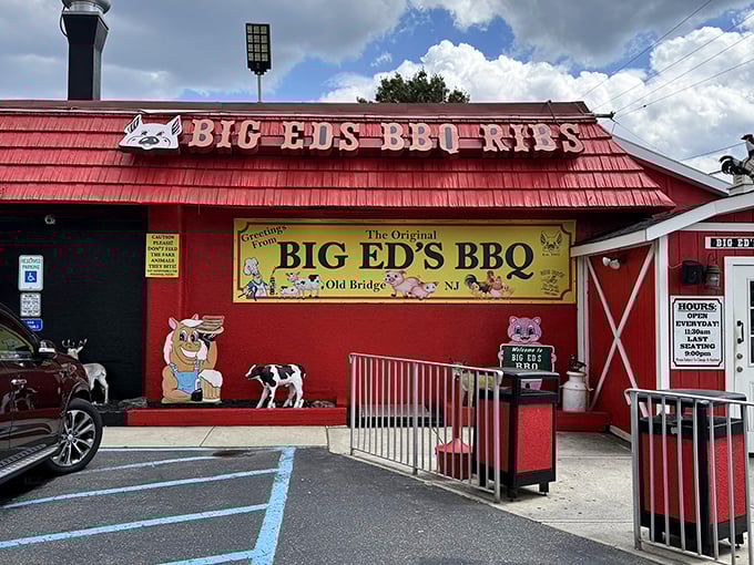 Big Ed's barn-red building makes no secret of its BBQ mission. With cartoon pigs and bold signage, they're not hiding their smoky intentions!