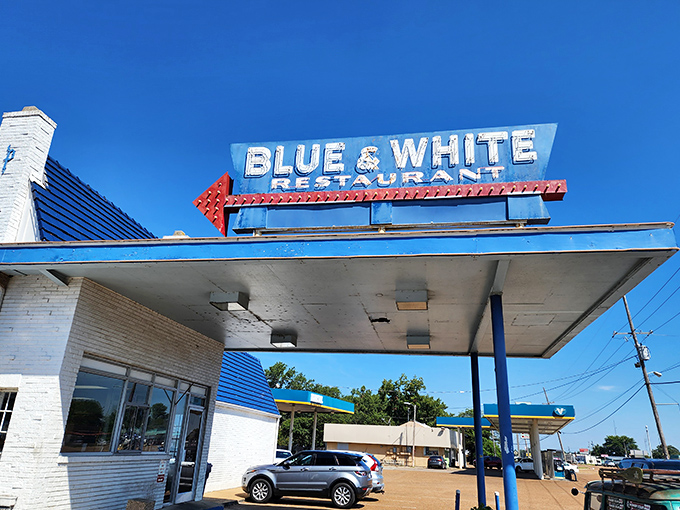 This vintage neon sign has been calling hungry travelers to breakfast bliss for generations.