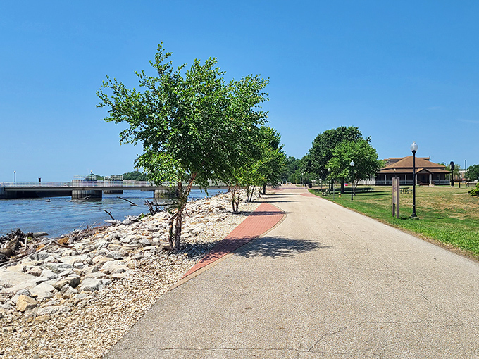 Fort Madison's riverside stroll costs exactly zero dollars! The Mississippi views come complimentary with every breath of fresh air along this budget-friendly pathway.