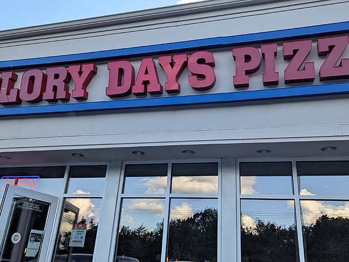 Glory Days' neon sign glows like a beacon for the pizza-obsessed. Day or night, those letters promise salvation from mediocre meals.