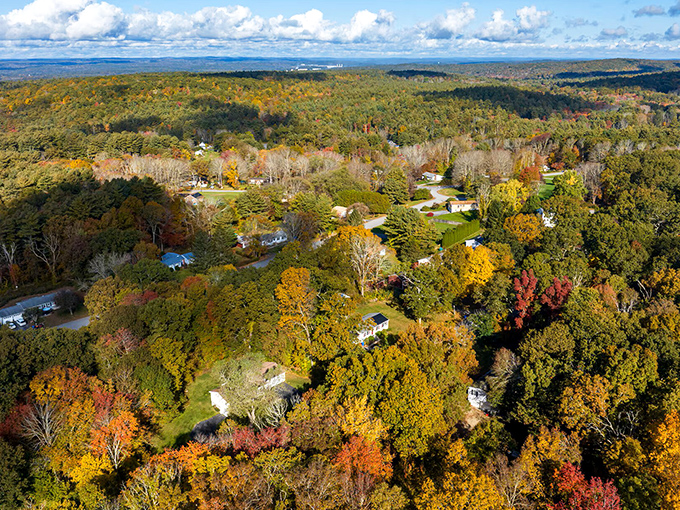 Killingly's fall foliage puts on a show that million-dollar towns can't beat. Nature's best entertainment comes free!