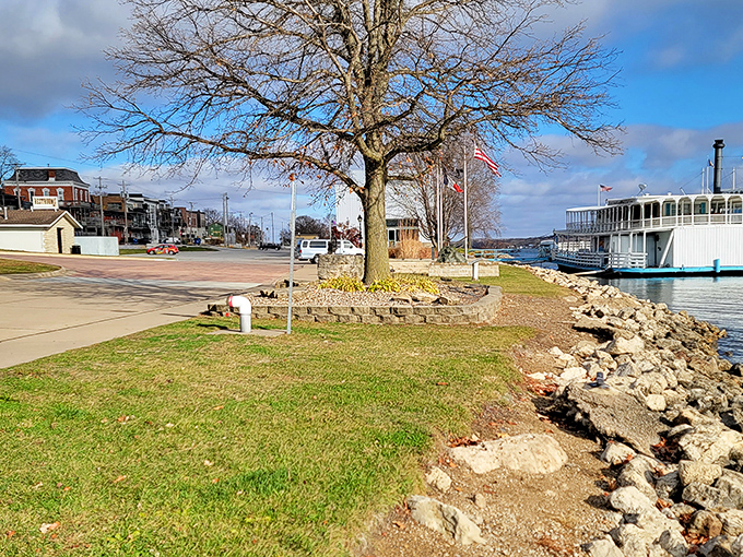 Le Claire's riverside park perfectly frames this Mississippi River town where Buffalo Bill once played as a boy dreaming of Wild West adventures.