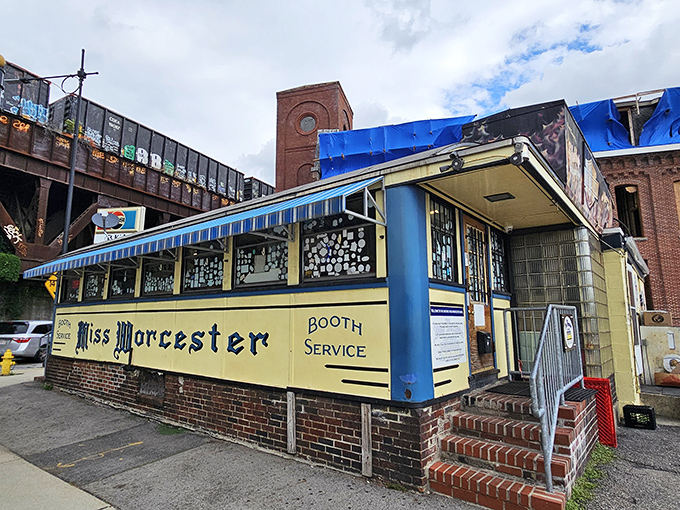 Yellow and blue never looked so appetizing on this classic diner that's pure breakfast poetry.