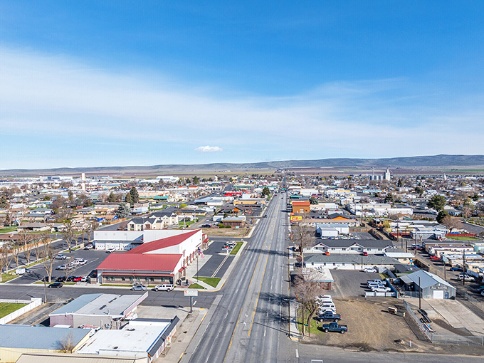 Quincy from above &ndash; perfectly aligned streets create a human chessboard against nature's vast playground!