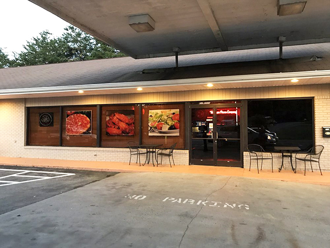 Modern design meets old-school pizza craftsmanship in this beautifully inviting Tennessee treasure.