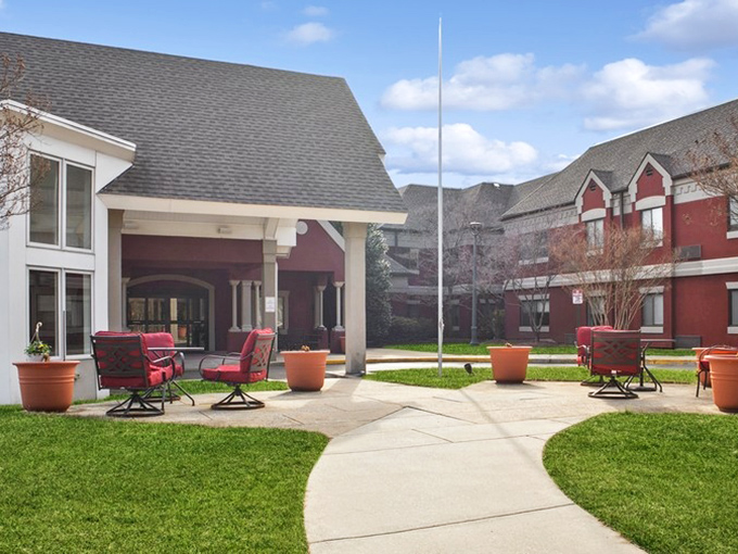 Those inviting red comfy chairs practically whisper, "Sit a spell and stay awhile." Front-porch living at its finest!