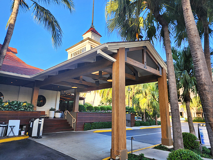 The Intracoastal Waterway provides better entertainment than cable TV, and the drinks are much colder.