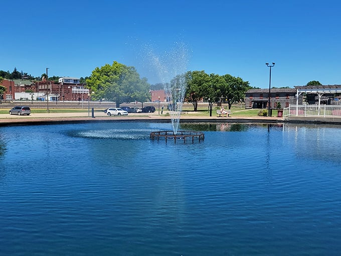 Dancing waters in Fort Madison! This fountain spectacle offers free entertainment while nearby diners serve comfort food at prices that'll make your metropolitan friends jealous.