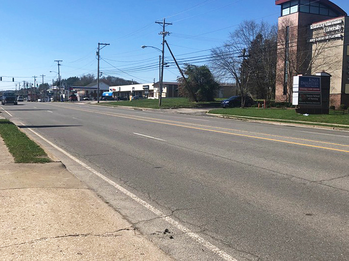 Main Street in Grayson has that "nothing fancy but everything you need" vibe&mdash;where your Social Security check suddenly feels like a winning lottery ticket.
