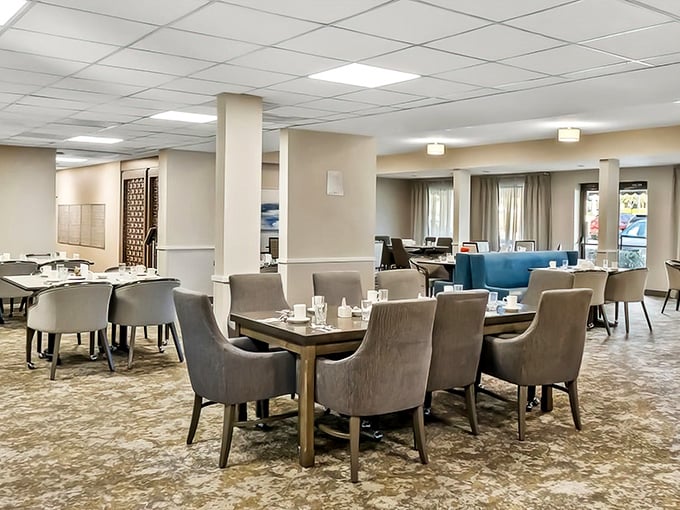 This dining area proves retirement meals can be elegant affairs. No more "I don't feel like cooking" blues here!