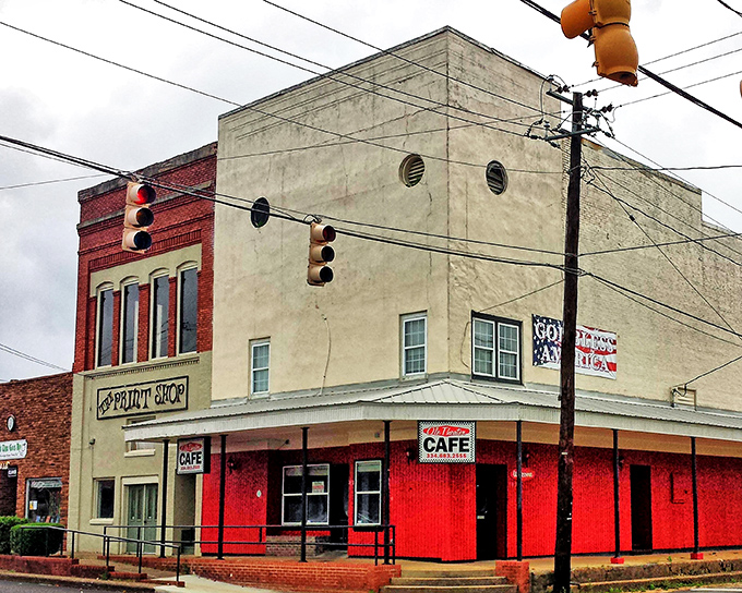 The red-hot deal of Marion's caf&eacute; scene! Where Social Security checks stretch further than the power lines crossing this charming intersection.