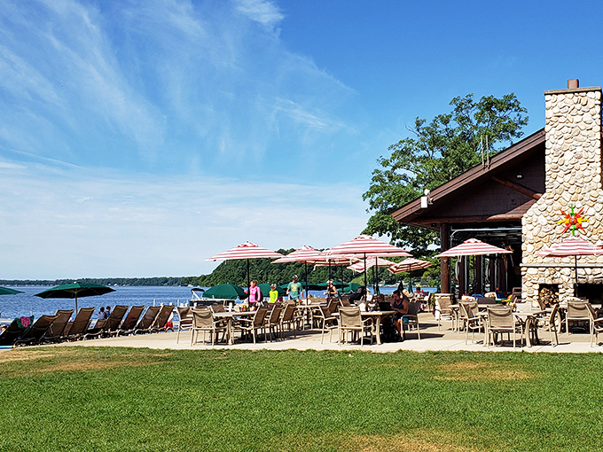 Lakefront dining where the view competes with the food for your attention, and everybody wins.