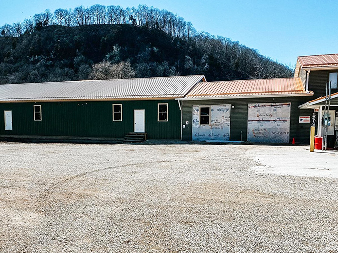 Where river adventures end and steak journeys begin – Portside welcomes you whether you arrive by boat or Buick.