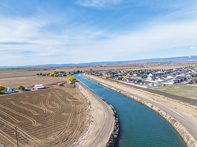 Quincy's irrigation canal: one side grows crops, the other grows families &ndash; both under that big Washington sky.