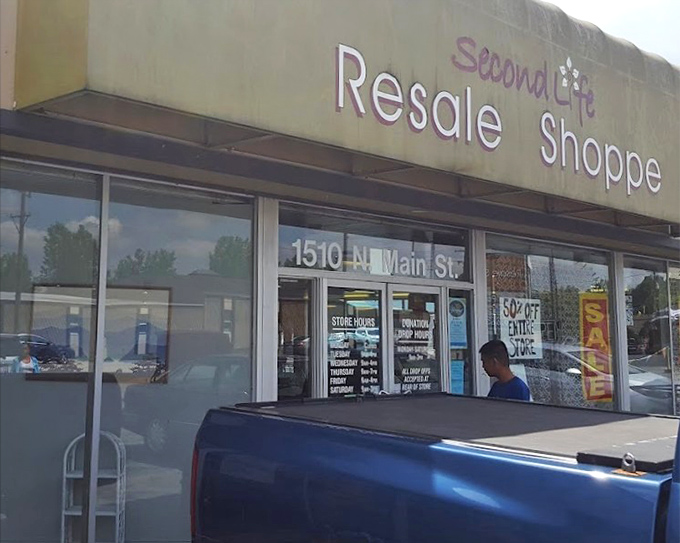 The simple storefront of Second Life Resale Shoppe belies the fashion treasures waiting inside for eagle-eyed bargain hunters.