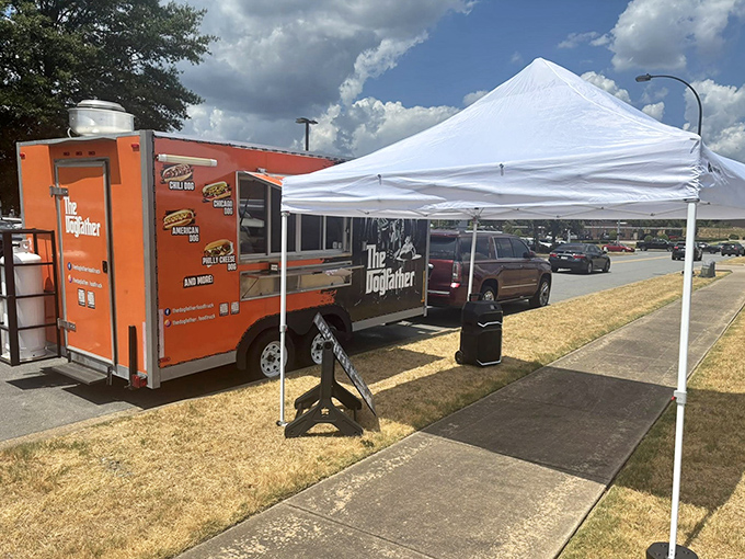 Mobile magic happens here, where a simple food truck delivers hot dog happiness across Little Rock.