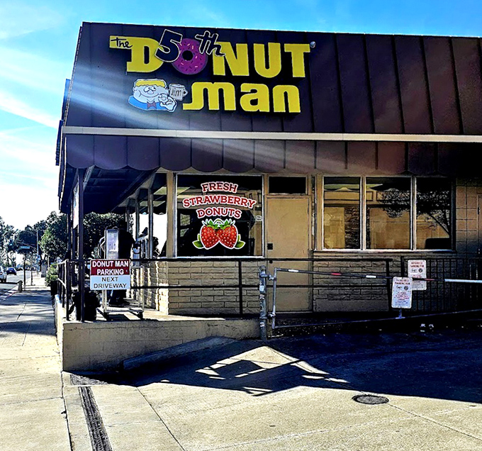 Route 66 never tasted so sweet! The Donut Man's giant sign promises - and delivers - roadside bliss.