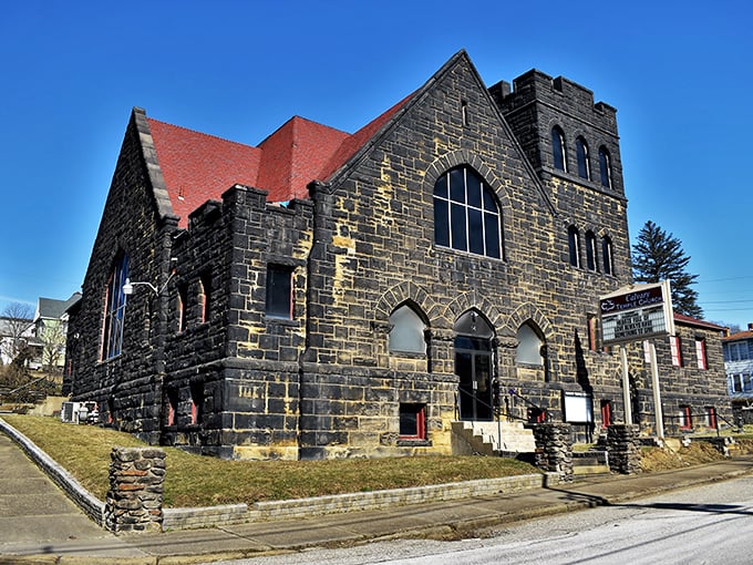 This stone church with its dramatic fa&ccedil;ade looks like it was plucked from a European village and nestled into Pennsylvania's rolling hills.