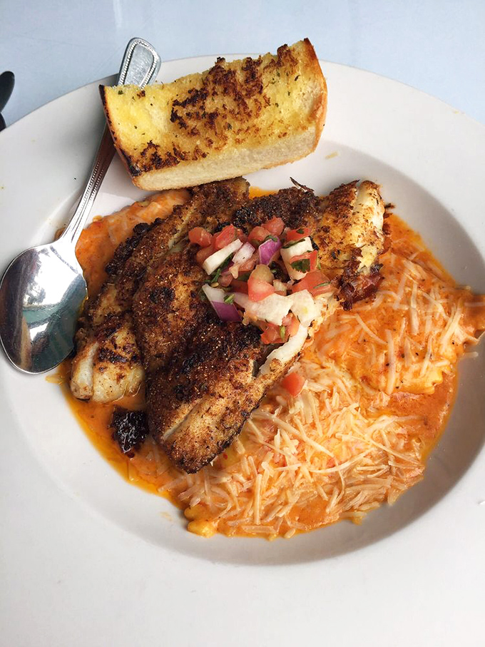 When seafood and pasta unite, magic happens. This dish proves that sometimes the most beautiful relationships are the ones you can eat with a fork.