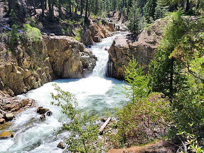 Water performing its greatest hits tour. This cascade has been playing to rave reviews for thousands of years.