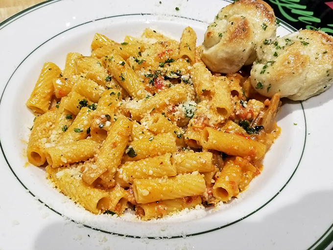 Rigatoni that's dressed better than most people on the Strip. Those garlic knots on the side aren't just accessories&mdash;they're necessities.