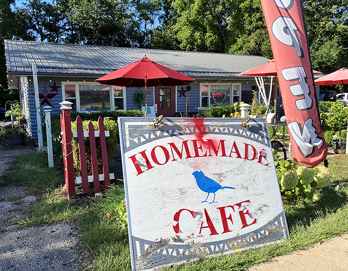 The Homemade Caf&eacute;'s cheerful sign promises exactly what Midwest comfort food should be: authentic, unpretentious, and made with genuine care.