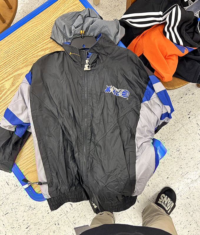 Vintage sports gear jackpot! This Orlando Magic windbreaker is just waiting to make someone's 90s fashion revival dreams come true.