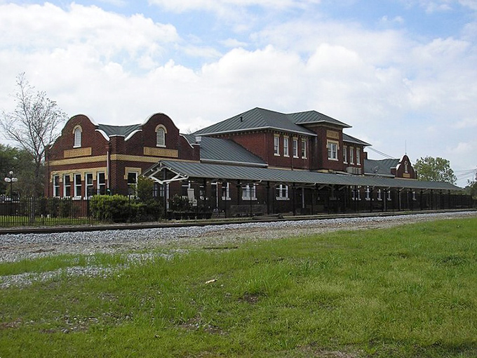 Even chain restaurants like Applebee's take on a certain small-town charm in Thomasville, where everybody might actually know your name.
