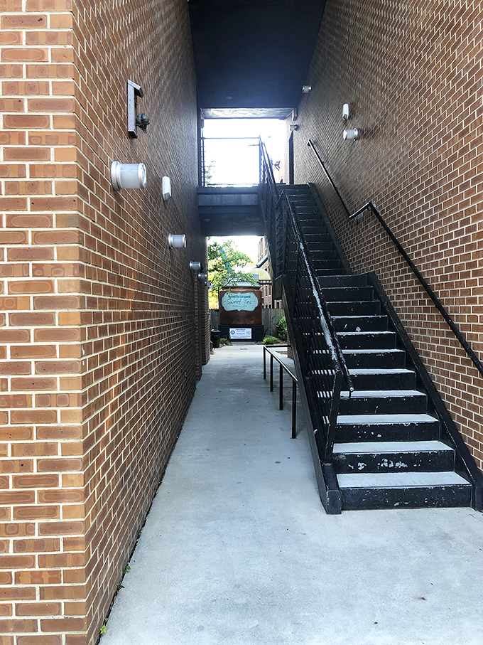 The brick passageway creates a dramatic reveal of the giant jar. It's the sweet tea equivalent of a red carpet entrance. 