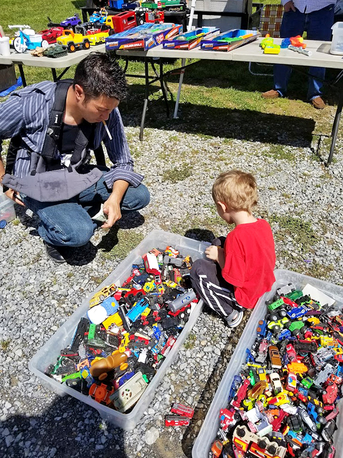 Childhood memories by the boxful! A young treasure hunter discovers that one person's outgrown toys become another's afternoon of imagination.