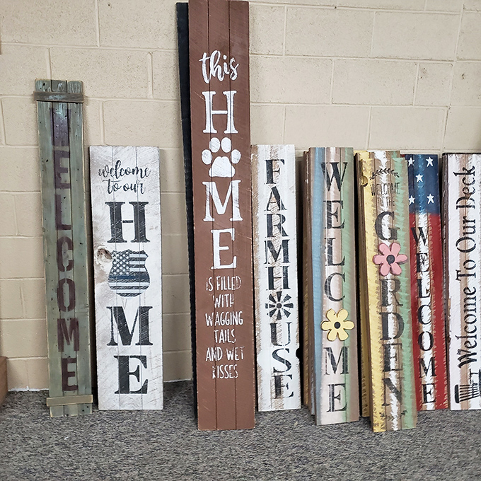Rustic welcome signs that say "come in" even before you read them. Farmhouse chic that makes interior designers swoon.