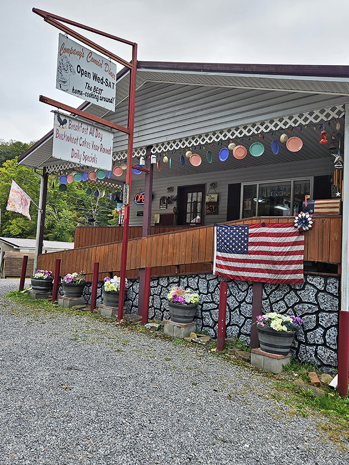 Company's Comin' wears its charm on its sleeve. Those colorful plates and lattice work say "Grandma's cooking" before you even step inside.