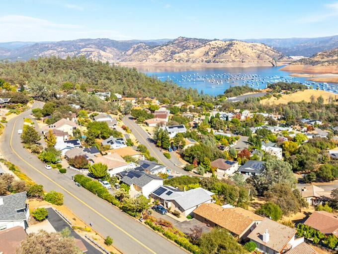 Solar panels and social security &ndash; Kelly Ridge proves eco-friendly lake living doesn't require dipping into your grandkids' inheritance!