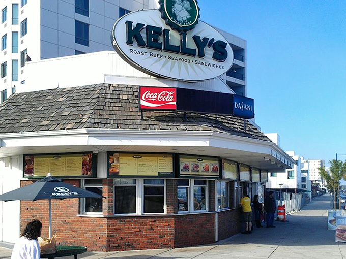 Kelly's iconic sign has welcomed hungry beachgoers for generations. Where roast beef meets seafood in a marriage made in Massachusetts heaven.