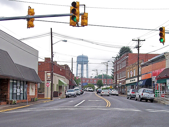 Oak Hill's quaint downtown invites you to stroll, shop, and save&mdash;where even the traffic lights seem to stay green longer for bargain hunters.