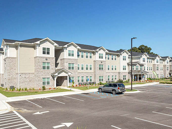 Peaks of Baton Rouge proves retirement communities can look fresh and contemporary without breaking your carefully planned budget.